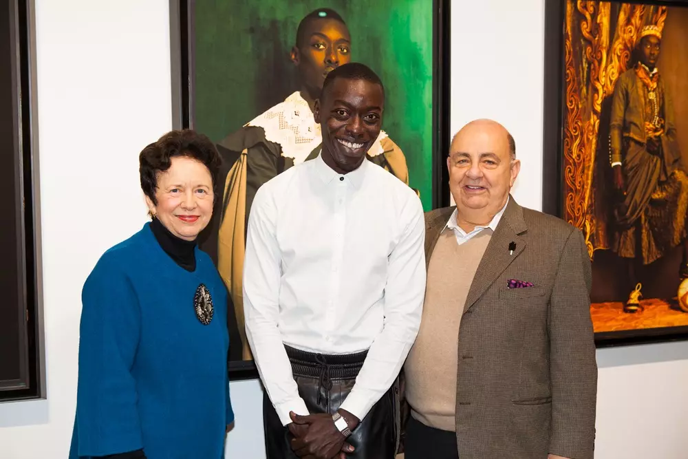 Ron i Ann Pizzuti, amb l'artista Omar Victor Diop. Cortesia de la Col·lecció Pizzuti.