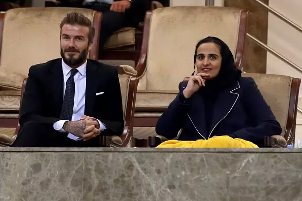 Sheikha Al-Mayassa bint Hamad bin Khalifa Al-Thani (ស្តាំ) ជាមួយ David Beckham ក្នុងការប្រកួតកីឡាវាយកូនបាល់នៅទីក្រុង Doha ប្រទេសកាតា កាលពីថ្ងៃទី 27 ខែកុម្ភៈ ឆ្នាំ 2015។ រូបថតដោយ Mohamed Farag/Anadolu Agency/Getty Images។