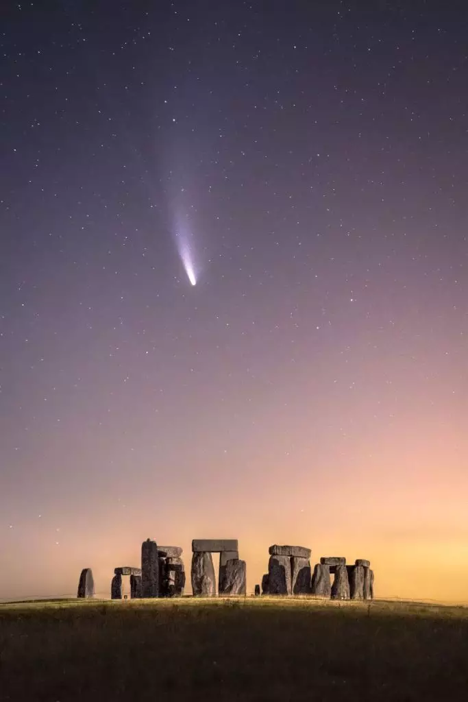 James Rushforth, Koméit Neowise iwwer Stonehenge (2020). Ugedriwwe Royal Muséeën Greenwich. © James Rushforth.