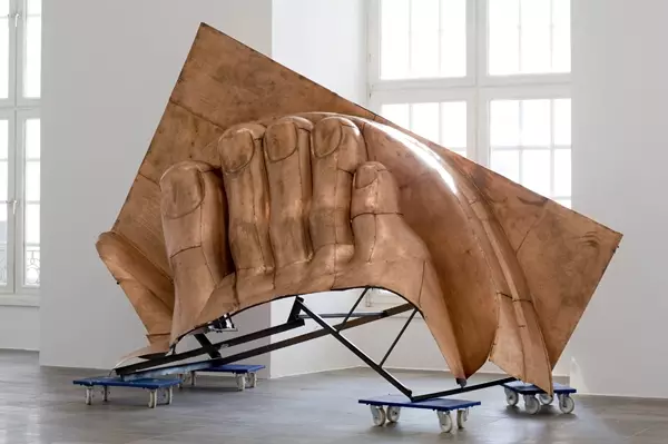 Danh Vo, Við fólkið. Mynd: í gegnum Contemporary Art Daily.