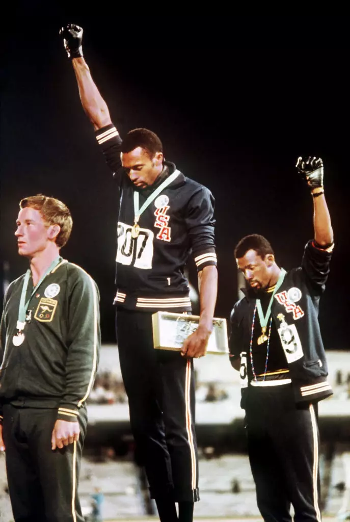 Tommie Smith (v strede). © Time and Life Pictures/Getty Images.