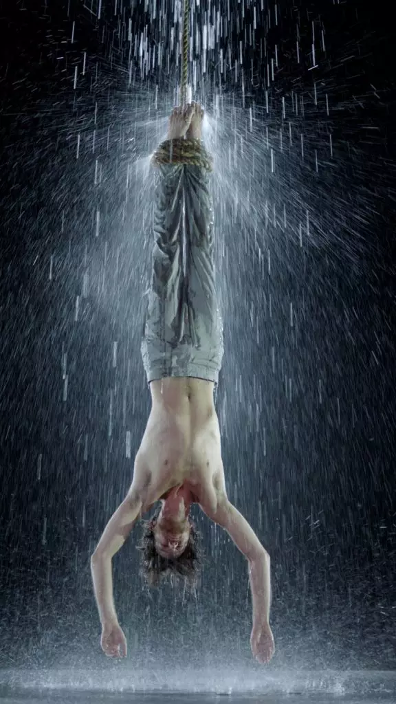 Bill Viola, Suv shahidi (4 ning 4-paneli), (2014). Avliyo Pol sobori izni bilan.