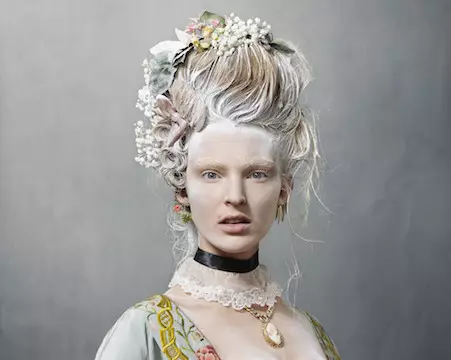 Die model Ymre Stiekema met 'n 1759 trourok. Foto: Erwin Olaf, Courtesy Rijksmuseum.