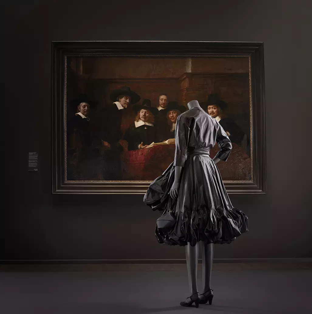 Erwin Olaf, Cocktail dress, Cristóbal Balenciaga (1951-1952)។រូបភាព៖ ការអនុញ្ញាតិអ្នកថតរូប Carola Van Wijk សារមន្ទីរ Rijksmuseum។