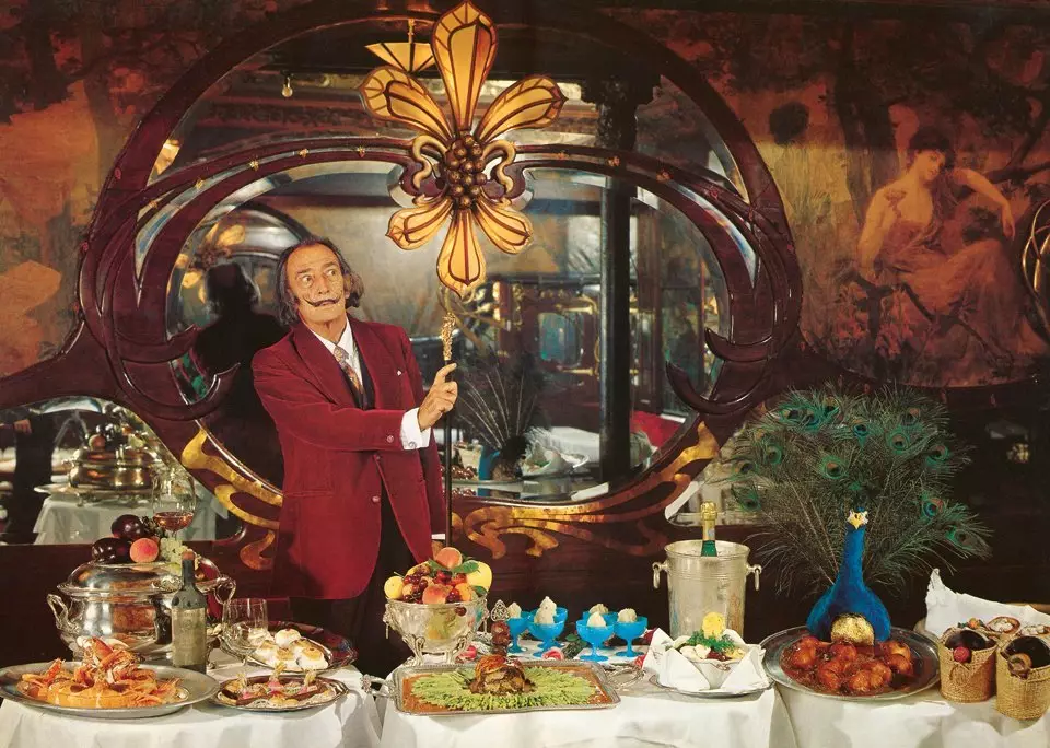 Salvador Dalí, 'Les Dîners de Gala', str. 16-17, Taschen Books 2016. Slika dovoljena: Taschen.