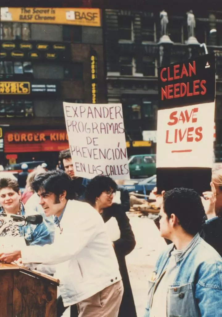 Gregg Bordowitz discursando para uma multidão no comício ACT UP em Nova York em 1988. Uma retrospectiva de 30 anos de seu trabalho está agora em exibição no MoMA PS1. Cortesia do artista.