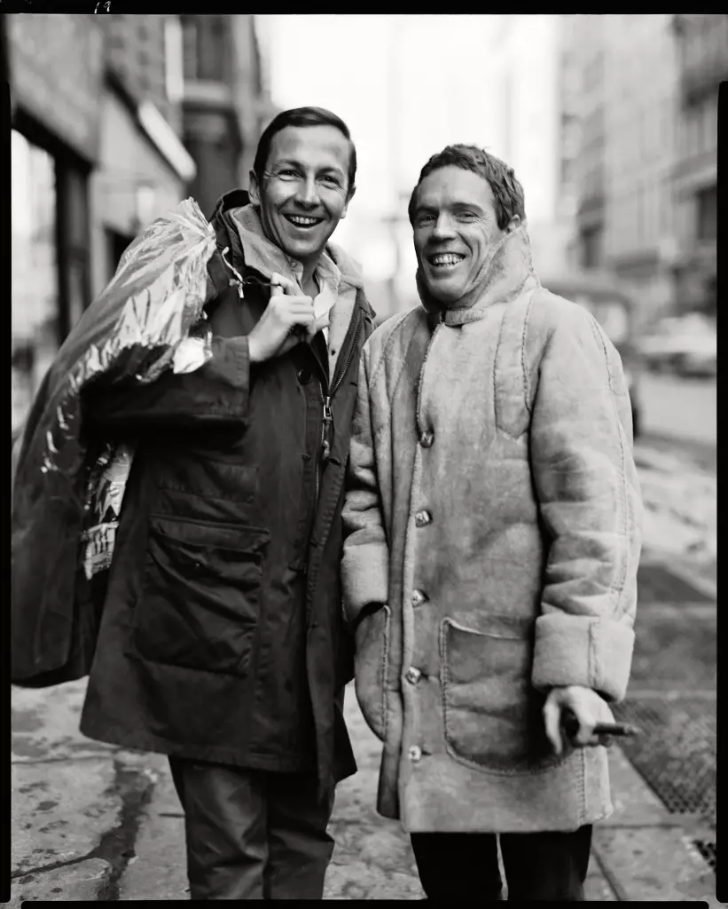 Alex Hay, sağda, Robert Rauschenberg ile. İkisi 1960'lar boyunca yakın arkadaşlar ve işbirlikçilerdi. Richard Avdeon, Robert Rauschenberg ve Alex Hay, sanatçılar, New York, 19 Ocak 1965. © The Richard Avedon Foundation.