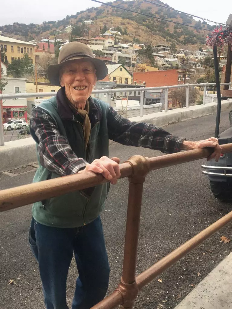 Alex Hay, 1970'lerin başından beri yaşadığı Arizona, Bisbee'de. Sanatçının izniyle.