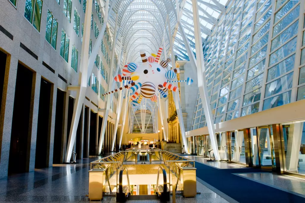 FriendsWithYou, installationsvisning af en unik oppustelig skulptur på Brookfield Place Toronto (2013). Foto: Ernesto DiStefano via FriendsWithYou-webstedet