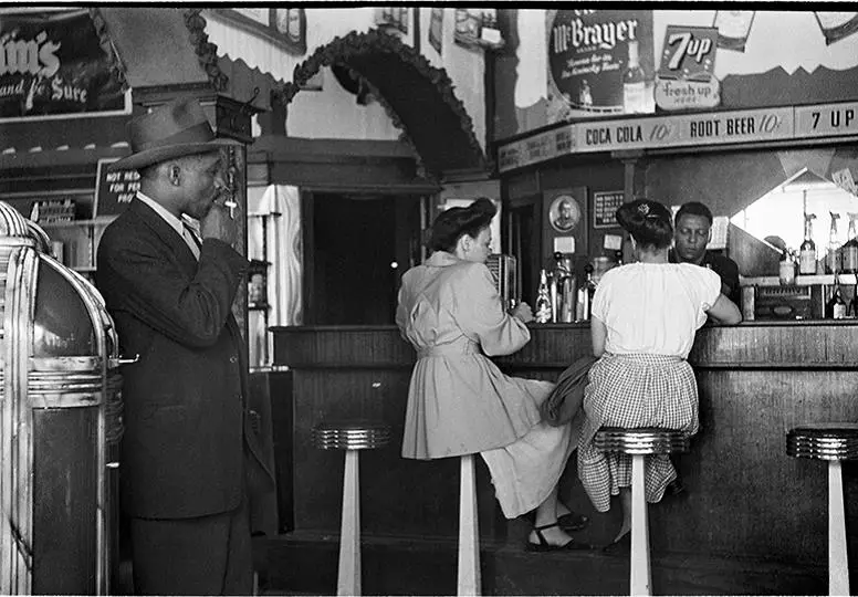 Gordon Parks, Untitled, Chicago, Illinois, 1950, Reproduced from original negative, © The Gordon Parks Foundation