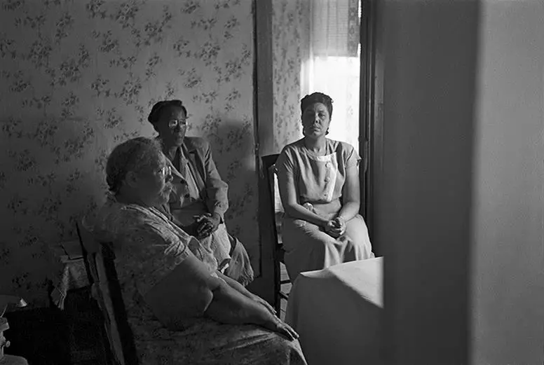 Gordon Parks, Untitled, Fort Scott, Kanzas, 1950, Jelatin kumush bosma, © Gordon Parks Foundation