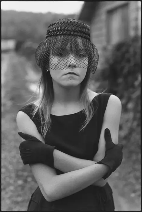 Mary Ellen Mark, drobna v kostumu za noč čarovnic, Seattle, Washington, 1983