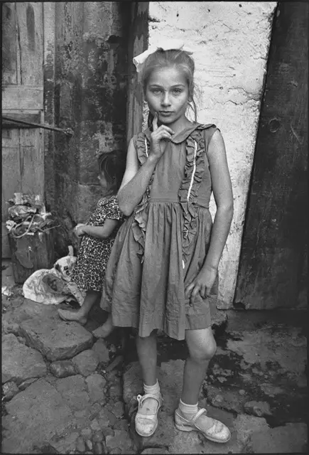 Mary Ellen Mark, Beautiful Emine posatzen, Trabzon, Turkia, 1965. Argazkia: Courtesy Falkland Road, Inc. / Mary Ellen Mark Studio & Library.