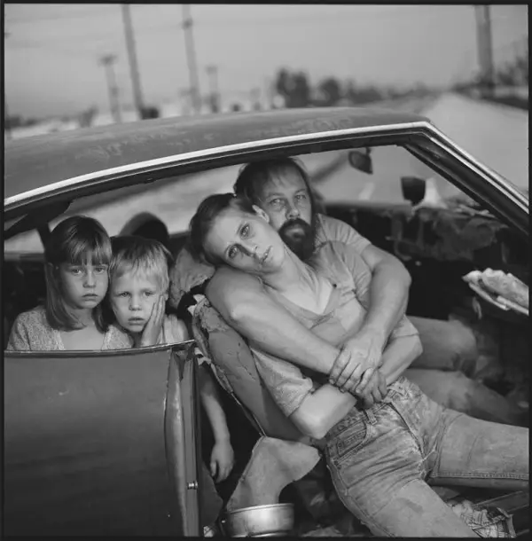 Mary Ellen Mark, ຄອບຄົວ Damm ໃນລົດຂອງເຂົາເຈົ້າ, Los Angeles, California, USA 1987