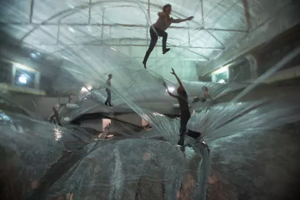 Tomás Saraceno, On Space Time Foam, 2012. Installation view, HangarBicocca, Milan. تصویر: الیسنڈرو کوکو۔ تصویر: بشکریہ فونڈازیون ہینگر بائیکوکا، میلان۔