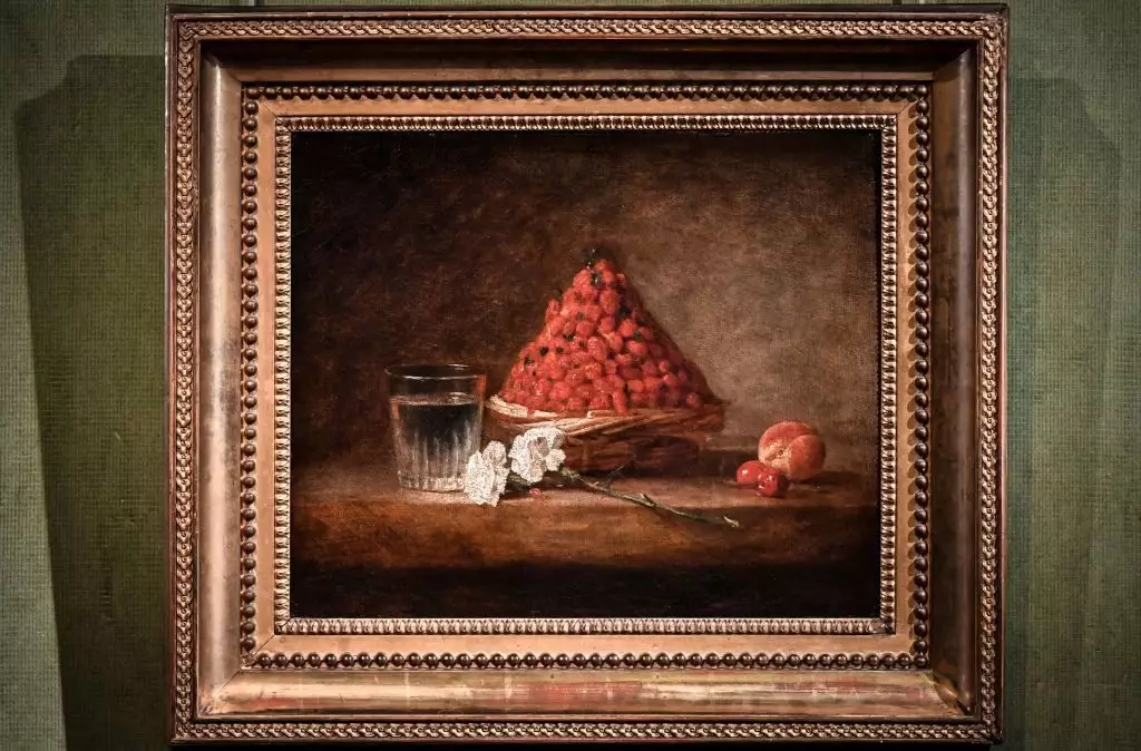 Jean Simeon Chardin, Le panier de fraises des bois ikionyeshwa kwenye Cabinet Turquin mjini Paris, Januari 20, 2022. Picha na Stephane De Sakutin/AFP kupitia Getty Images.