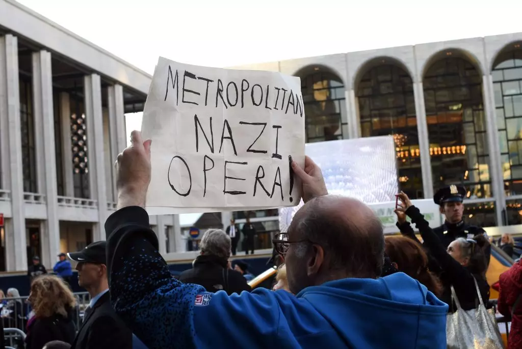 Demonstranter protesterade utanför Lincoln Center den 20 oktober 2014 för att kritisera Metropolitan Operas planerade föreställningar av The Death of Klinghoffer som var planerad att öppna den 20 oktober 2014. Leon Klinghoffer var en handikappad 69-årig New Yorker som sköts i sin rullstol ombord på Achille Lauro italienska kryssningsfartyg efter att det kapades 1985 av fyra män från Palestinian Liberation Organization som sedan knuffade ner honom i havet. Foto av Timothy A. Clary/AFP via Getty Images.