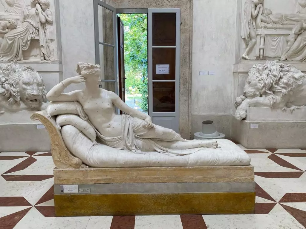 Antonio Canova，Pauline Bonaparte 飾演 Venus Victrix (1804)。一位擺姿勢自拍的奧地利遊客摔斷了雕像的腳趾。照片由安東尼奧卡諾瓦博物館提供。