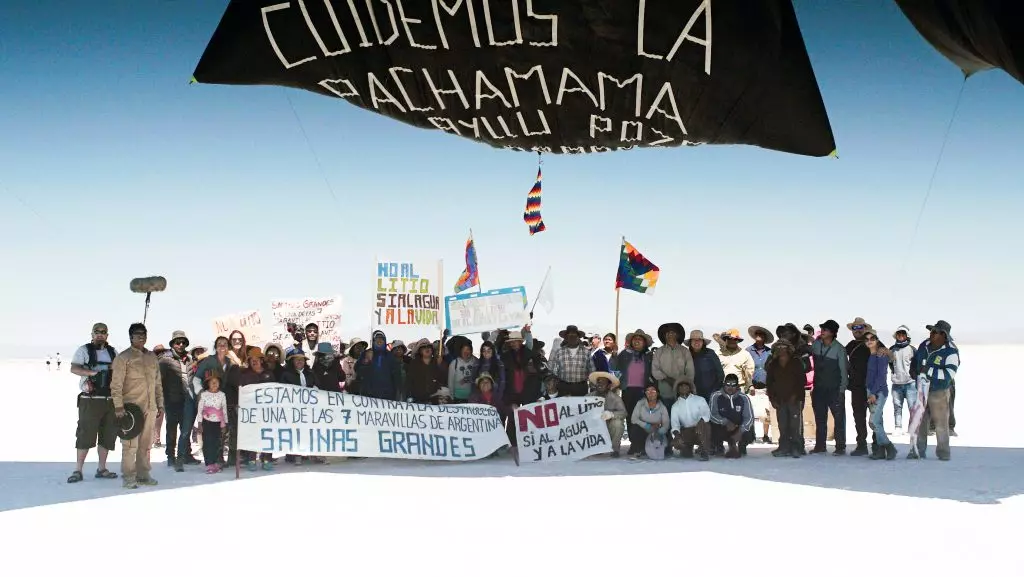 Tashi tare da Aerocene Pacha, aikin don zamanin Aerocene tare da Tomás Saraceno. A ranar 25 ga Janairu, 2020, rikodin duniya 32, wanda Fédération Aéronautique Internationale (FAI) ta amince da shi tare da matukin jirgi na Aerocene Leticia Noemi Marques, yana tashi tare da saƙon "Ruwa da Rayuwa sun cancanci Fiye da Lithium" da aka rubuta tare da al'ummomin Salinas Grandes. , Jujuy, Argentina. Wannan shi ne alamar jirgi mafi dorewa a tarihin ɗan adam. Gidauniyar Aerocene tana yiwuwa ta hanyar karimcin goyon bayan Eric da Caroline Freymond. Gidauniyar Aerocene da Studio Tomás Saraceno ne suka samar da Fly tare da Aerocene Pacha. Mai goyan bayan Haɗa, BTS, wanda DaeHyung Lee ya daidaita. An fara nuna shi a CCK, wanda Veronica Fiorito ta tsara.