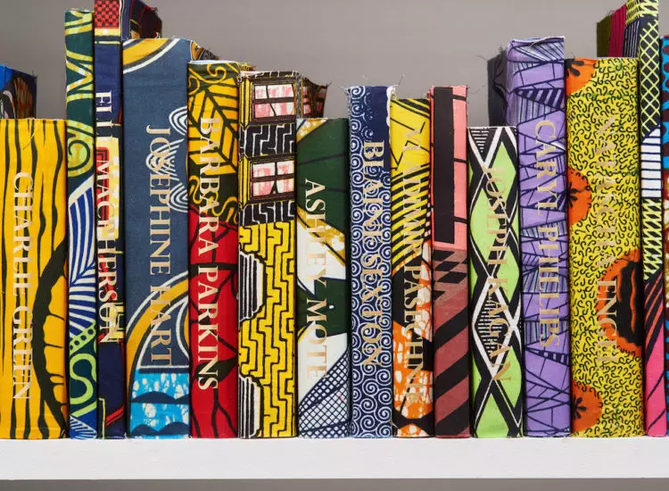 Yinka Shonibare, Biblioteka Britanike (2014). Me mirësjellje të James Cohan, Nju Jork, foto nga Phoebe D'Heurle, © Yinka Shonibare MBE.