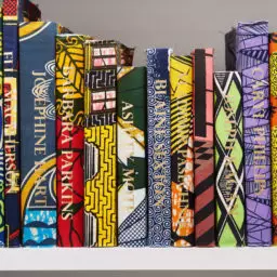 Yinka Shonibare, Британската библиотека (2014). С любезното съдействие на Джеймс Кохан, Ню Йорк, снимка от Фийби Д’Хьорл, © Yinka Shonibare MBE.