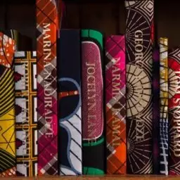 Yinka Shonibare, Britu bibliotēka (2014). Ar Džeimsa Koena (Ņujorkas štata) atļauju, fotogrāfija ir Phoebe D’Heurle, © Yinka Shonibare MBE.