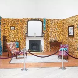 Yinka Shonibare, Victoria Philanthropist urang Parlor (1996-97). Kahadean tina James Cohan, New York, poto ku Phoebe D'Heurle, © Yinka Shonibare MBE.