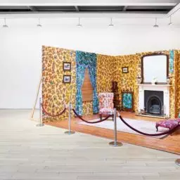 Yinka Shonibare，维多利亚时代慈善家的客厅（1996-97）。由纽约 James Cohan 提供，Phoebe D'Heurle 拍摄，© Yinka Shonibare MBE。