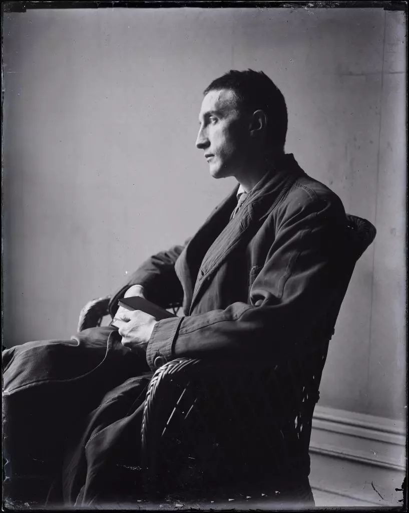 Portráid de Marcel Duchamp le May Ray, timpeall 1919. Le caoinchead ó Man Ray Trust/Adagp, Páras. © Lárionad Pompidou.