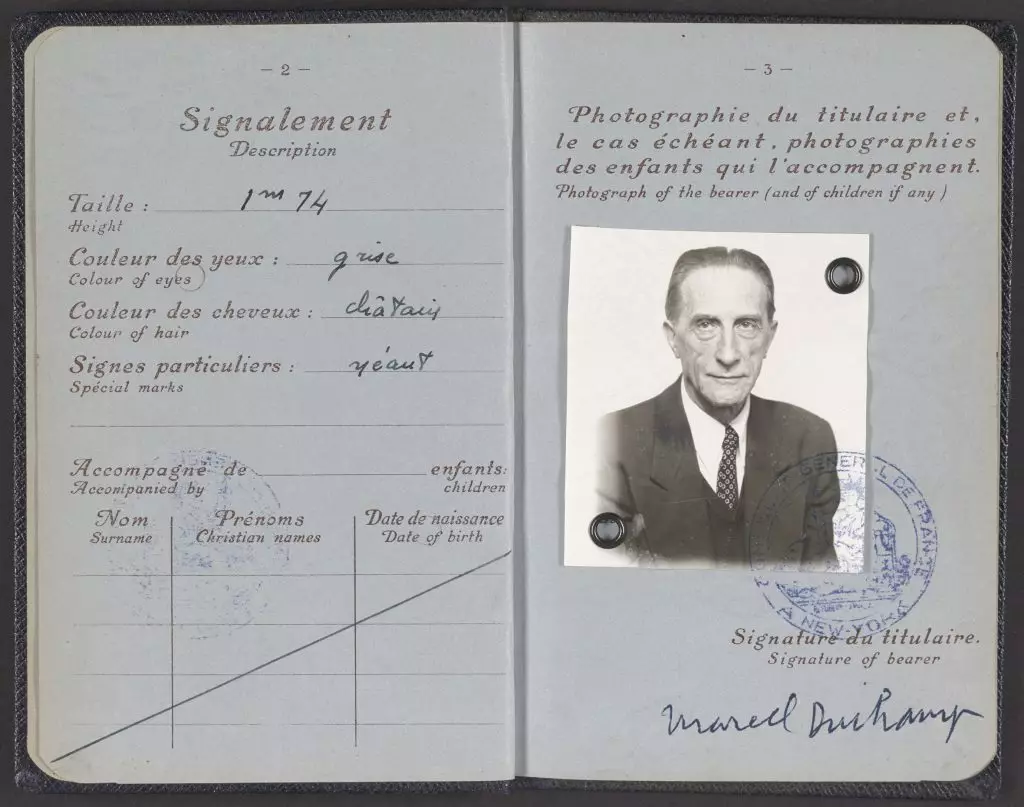 Pas Marcel Duchamp Republique Française, 22 Deireadh Fómhair, 1954. Ó Páipéir Alexina agus Marcel Duchamp, Músaem Ealaíne, Leabharlann agus Cartlanna Philadelphia.