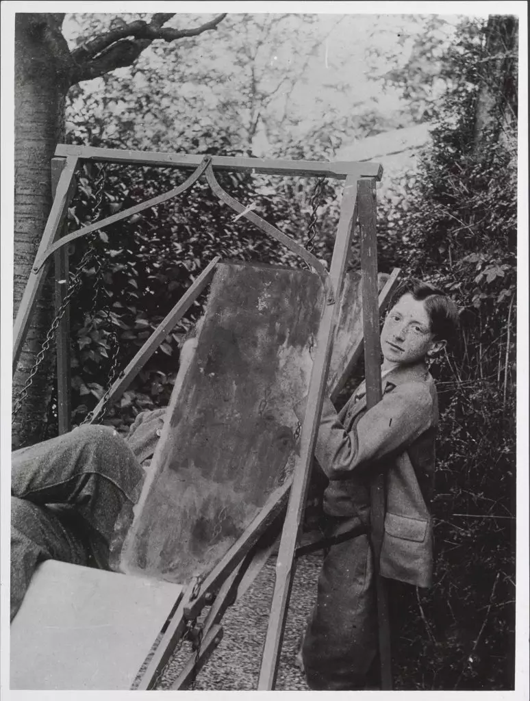 Marcel Duchamp de niño junto a un columpio de madera, alrededor de 1900. De los documentos de Alexina y Marcel Duchamp, Museo de Arte, Biblioteca y Archivos de Filadelfia.