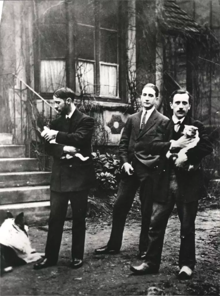 Jacques Villon, Marcel Duchamp, Raymond Duchamp-Villon y el perro Pipe a sus pies, Puteaux, Francia, diciembre de 1912 – enero de 1913. Cortesía de la Asociación Marcel Duchamp.