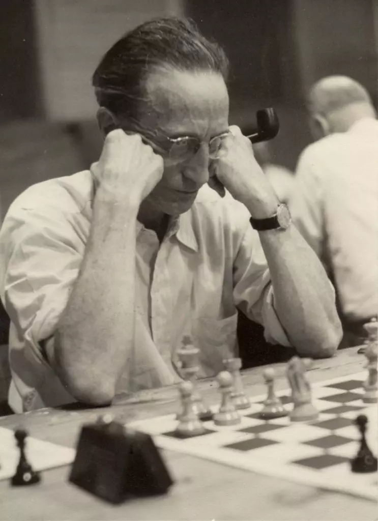 Marcel Duchamp di turnamen Asosiasi Catur Negara Bagian New York Tahunan di Cazenovia, New York, 1953. Atas perkenan Asosiasi Marcel Duchamp.