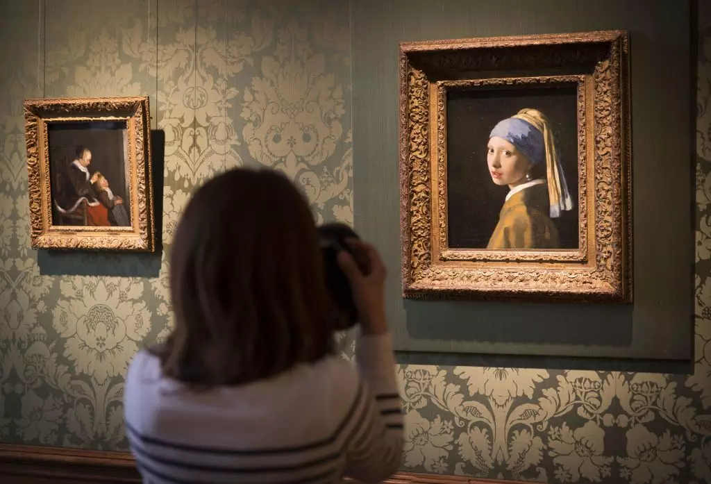 約翰內斯·維米爾（Johannes Vermeer）的戴珍珠耳環的女孩（約 1665 年）在荷蘭海牙莫瑞泰斯博物館的維米爾廳內。米歇爾·波羅/蓋蒂圖片社攝。