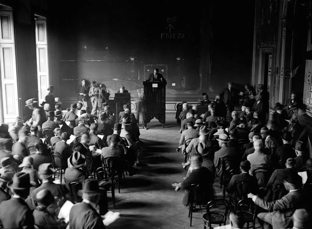 Mahdolliset ostajat osallistuvat huutokauppaan Dorchester Housessa Lontoossa elokuussa 1929. (Kuva: Fox Photos/Getty Images)