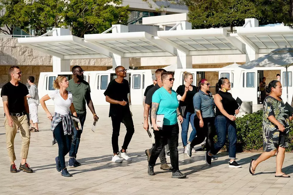 Top Chef: All-Stars LA-dielnimmers arrivearje by it Getty Center mei de tram. Foto troch Nicole Weingart/Bravo.