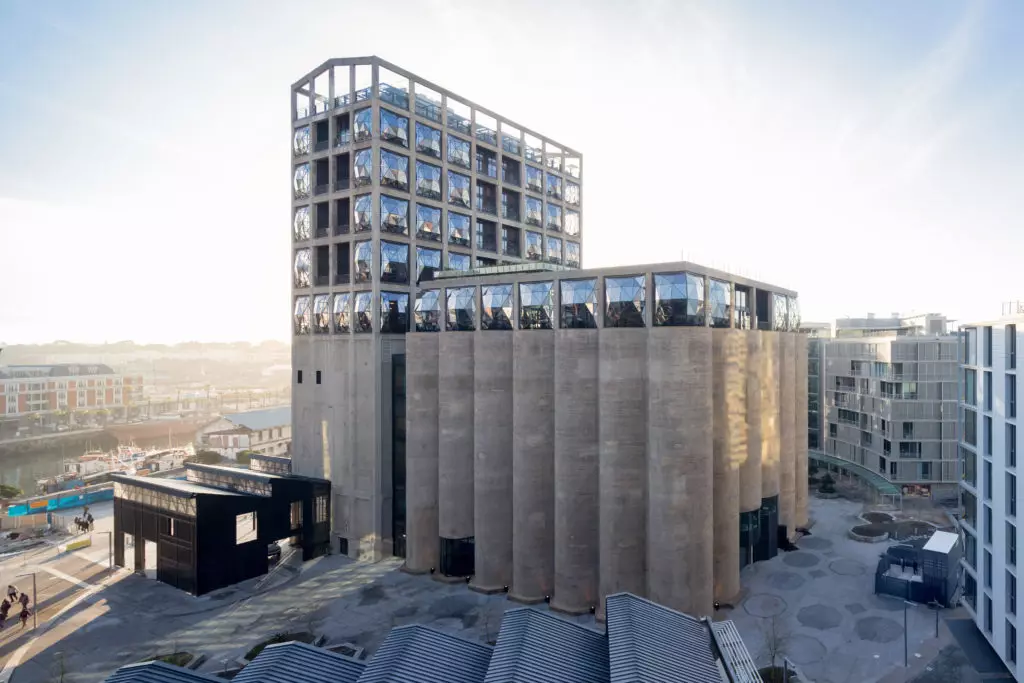 المظهر الخارجي لـ Zeitz MOCAA في الغسق ، بإذن من Heatherwick Studio. الصورة: إيوان بان.