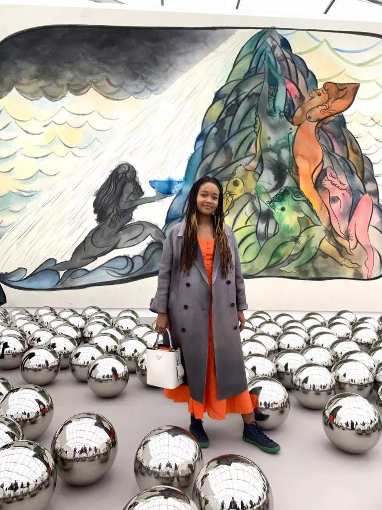 Kimberly Drew ที่ทางเข้า Frieze New York ก่อนผลงานของ Yayoi Kusama และ Chris Ofili ภาพถ่ายโดยไทเลอร์มิตเชลล์