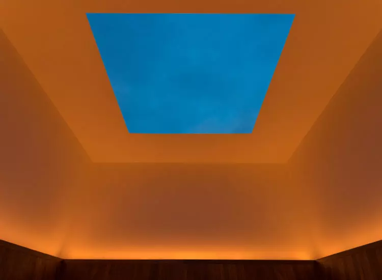 詹姆斯·特瑞尔 (James Turrell) 展览现场，1980-86/2016 年，MoMA PS1。照片 Pablo Enrique，由 MoMA PS1 提供。