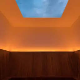 詹姆斯·特瑞尔 (James Turrell) 展览现场，1980-86/2016 年，MoMA PS1。照片 Pablo Enrique，由 MoMA PS1 提供。