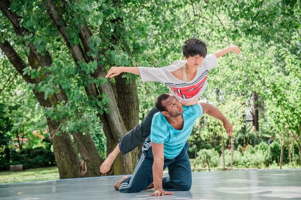 Norte Maar dansare på Socrates Sculpture Park under 2017 års Dance at Socrates-program. Bild med tillstånd av Norte Maar och Socrates Sculpture Park.