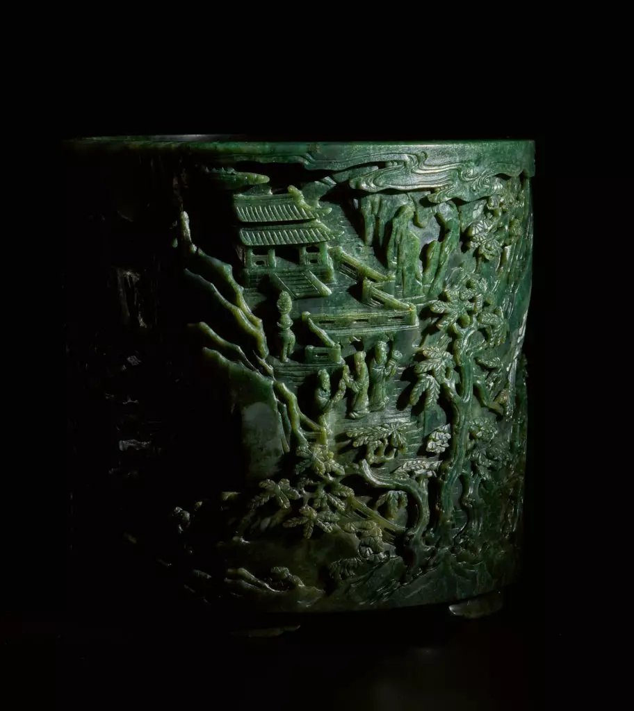 ឆ្លាក់ Spinach-Green Jade 'Immortals' Brushpot ពីអំណោយ Irving ។ មានការអនុញ្ញាតពី Sotheby's ។