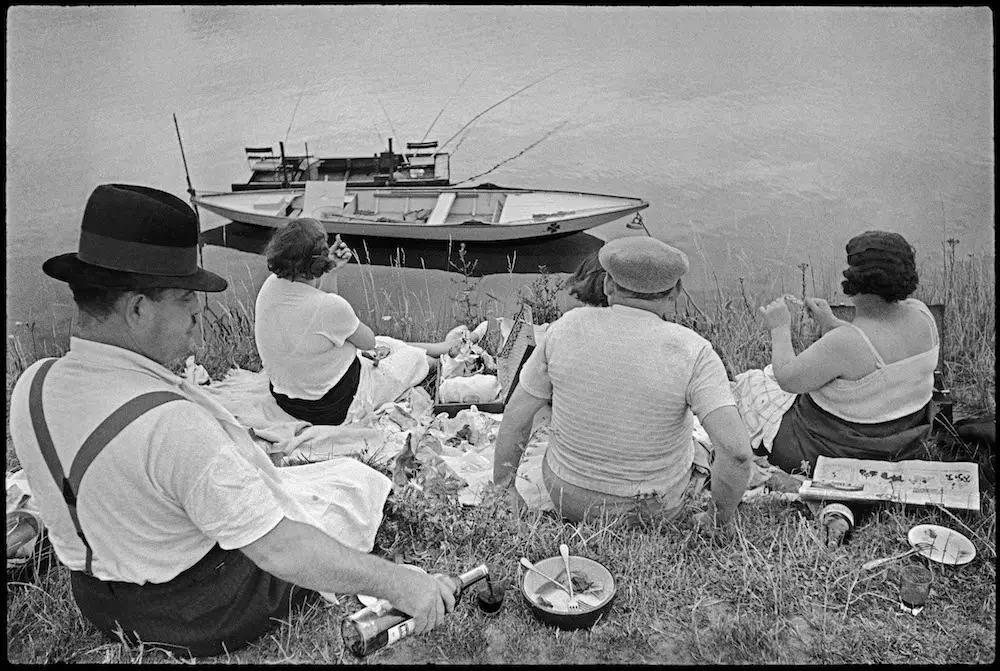 Henri cartier-Bresson 1908-2004 na ụlọ akụ nke Marne, Paris, 1938 © Fondation Cartier-Bresson/Magnum Foto/Site n'ikike Pita Fetterman Gallery