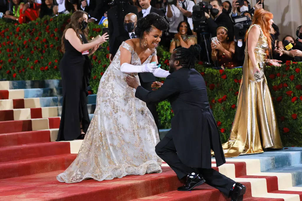 Ой! Нью-Йорктің жаңа мәдениет комиссары өткен түнде Met Gala қызыл кілемінде күтпеген үйлену туралы ұсынысқа иә деді