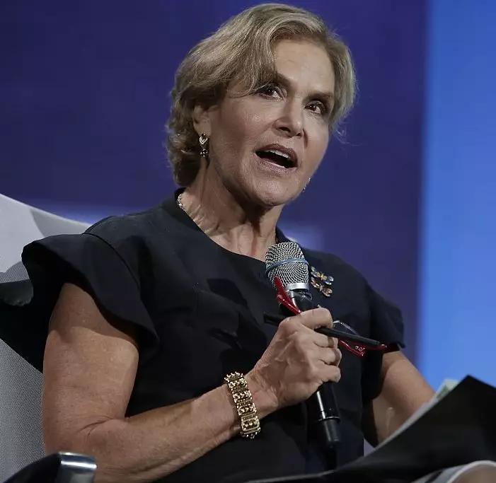 Rockefeller Foundation Thawj Tswj Hwm Judith Rodin hais lus thaum lub rooj sib tham Clinton Global Initiative lub Cuaj Hlis 28, 2015 hauv New York. Yees duab Joshua Lott/AFP/Getty Images.