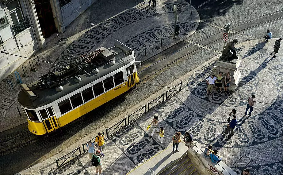 Ljudje na območju Chiado v Lizboni. Fotografija PATRICIA DE MELO MOREIRA/AFP/Getty Images.