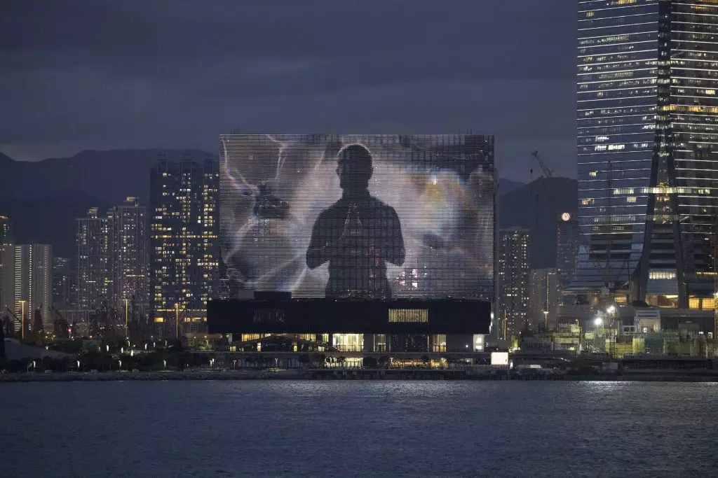 Vorführung von The Shape of Light auf M+ Facade, 2022. Mit freundlicher Genehmigung von Ellen Pau und M+, Hongkong. Foto: Lok Cheng, M+, Hongkong.