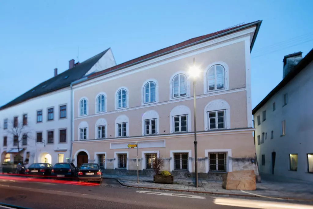 Ikhaya likaHitler lobuntwana eBraunau am Inn, eOstriya. Ifoto ngoncedo lukaJohannes Simon/Getty Images.