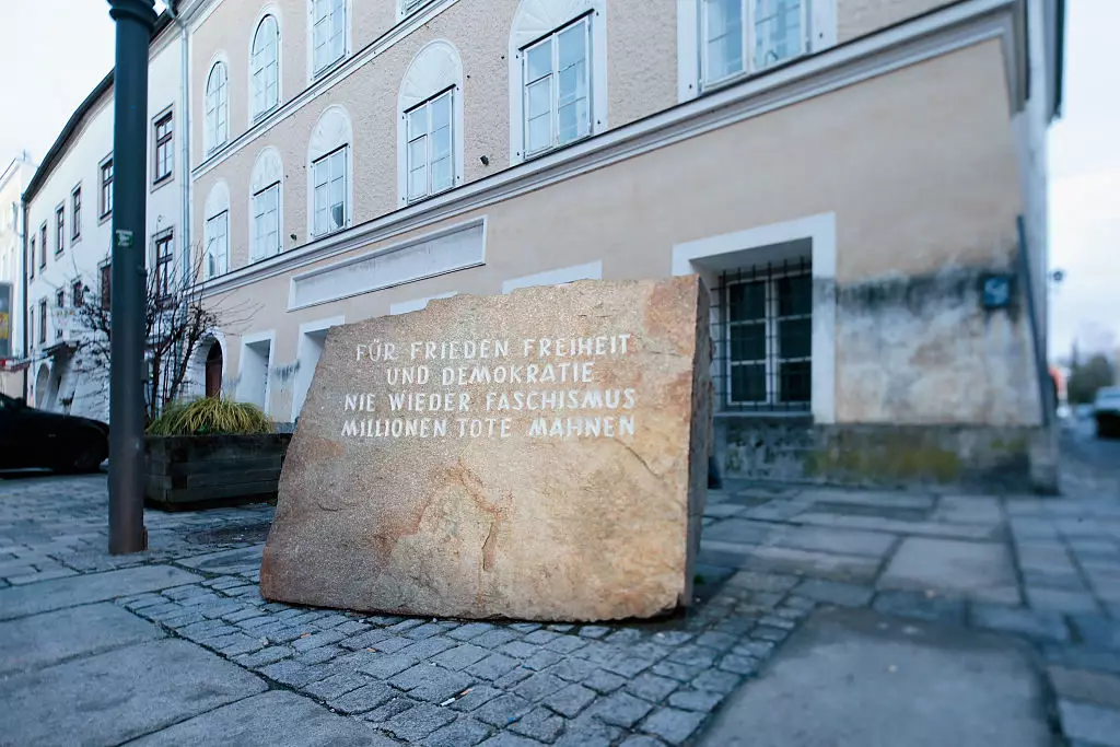 Minningarsteinninn fyrir utan fæðingarhús Hitlers í Branau am Inn í Austurríki. Mynd með leyfi Johannes Simon/Getty Images.