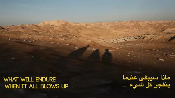 Basel Abbas et Ruanne Abou-Rahme, The Incidental Insurgents : When the fall of the Dictionary laisse tous les mots traîner dans les rues (P art 3), 2015 Video still. Courtoisie des artistes.